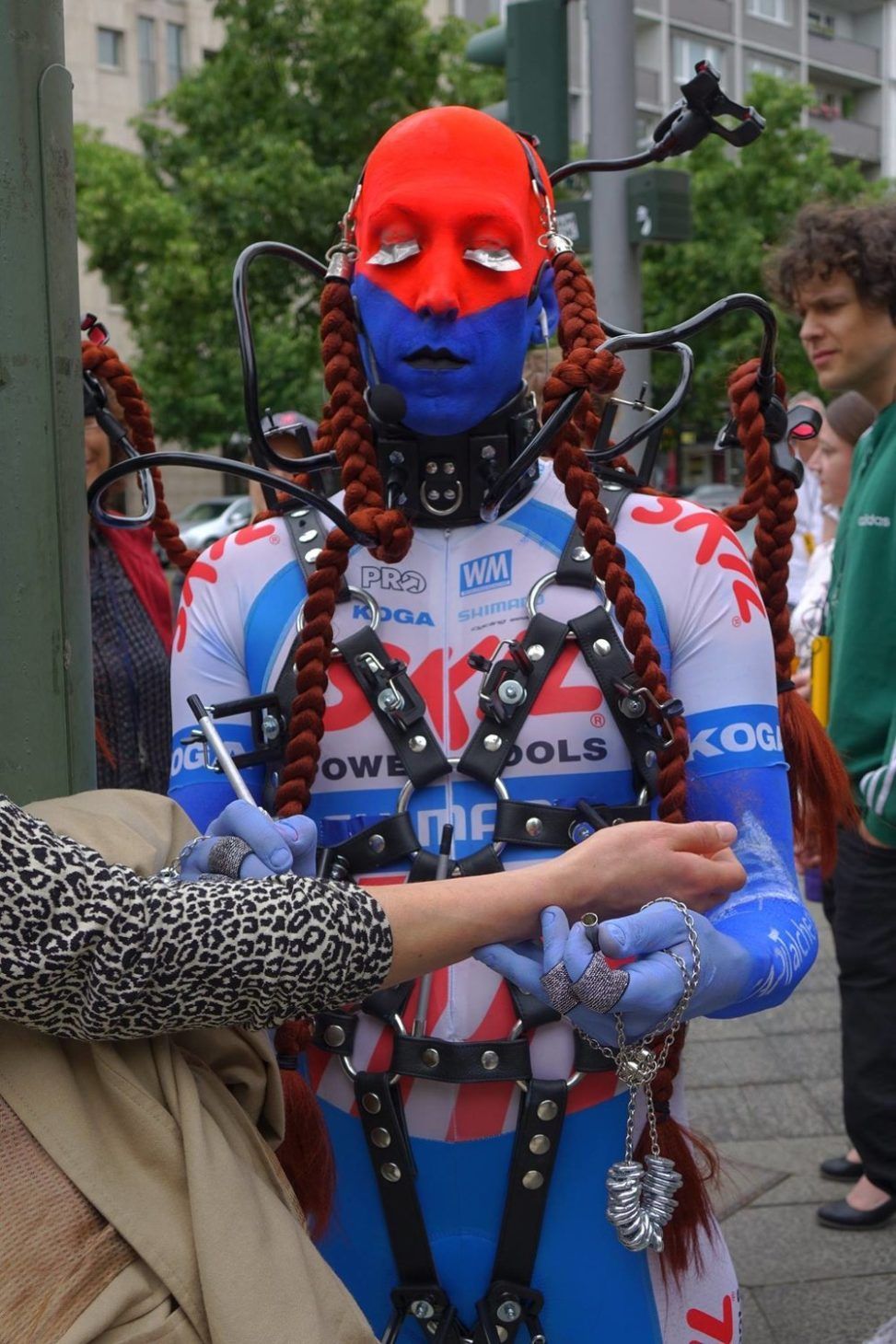 Así es Johannes Paul Raether, el performer del momento - HIGHXTAR.