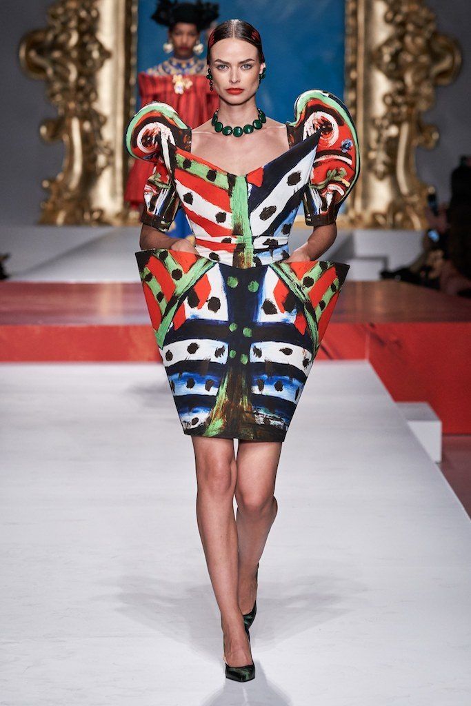 Moschino SS20 >>> Homenaje al arte español - HIGHXTAR.