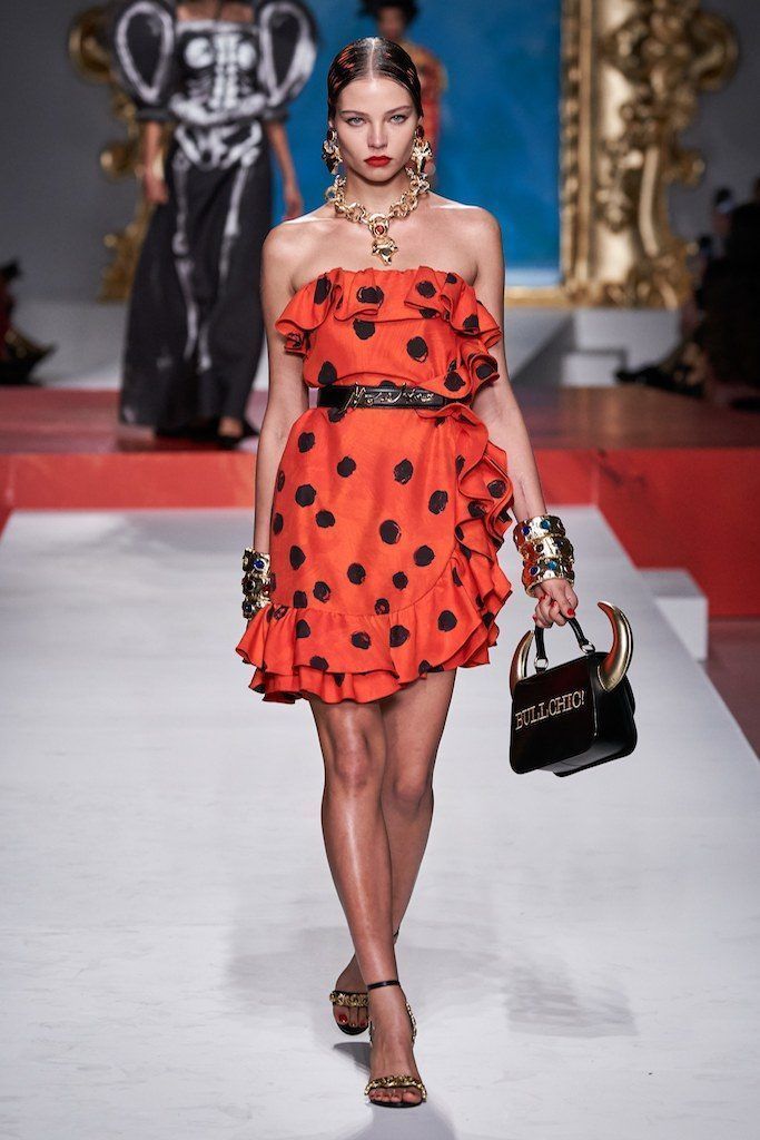 Moschino SS20 >>> Homenaje al arte español - HIGHXTAR.