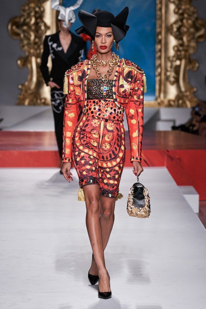 Moschino SS20 >>> Homenaje al arte español - HIGHXTAR.