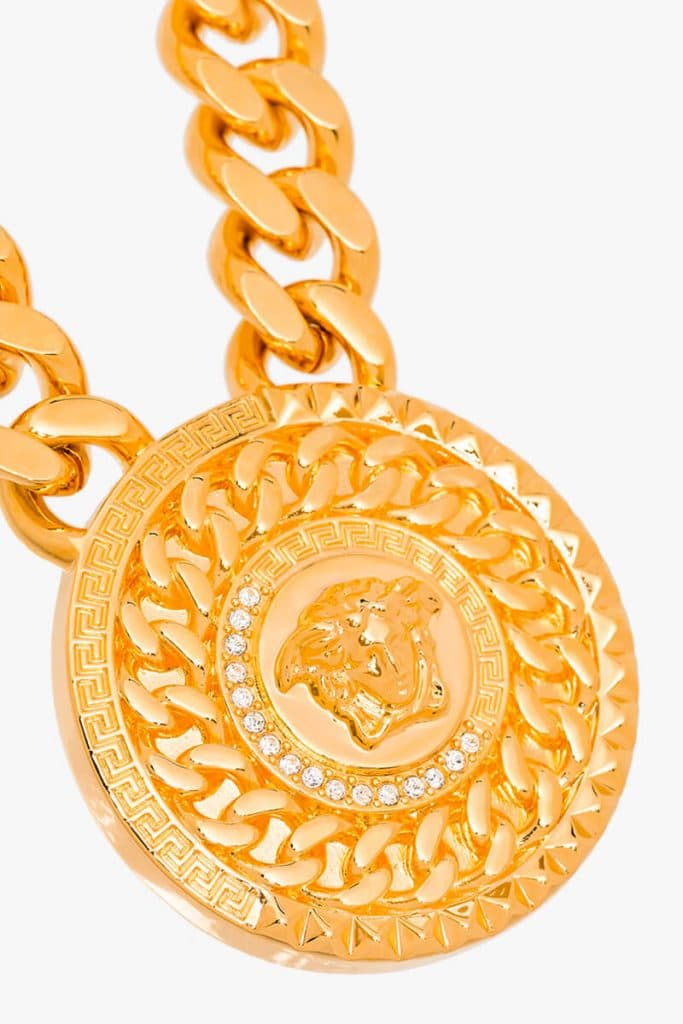 Los llamativos accesorios de Versace: la cadena y la pulsera de ...