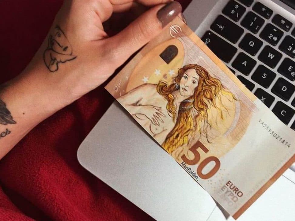 María Roldán convierte billetes y monedas en obras de arte - HIGHXTAR.