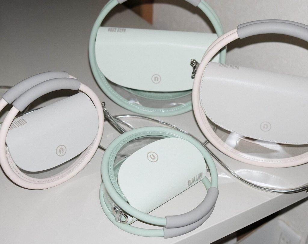 10 años después de su debut en la pasarela de Chanel, el Hoop bag ...