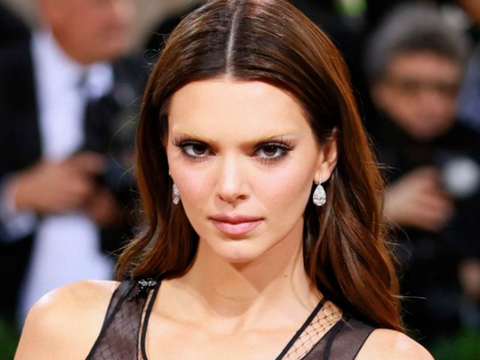 La nueva tendencia beauty de otoño: las cejas afeitadas - HIGHXTAR.