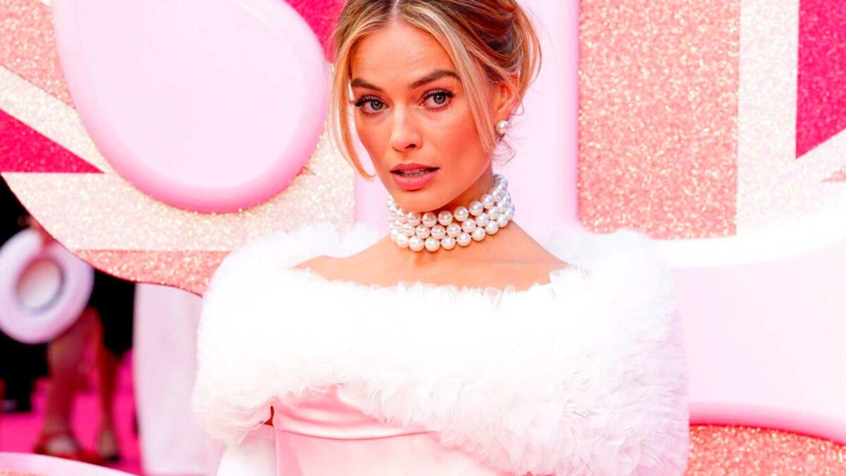 Margot Robbie's elegant Vivienne Westwood dress and €40,000 pearl ...
