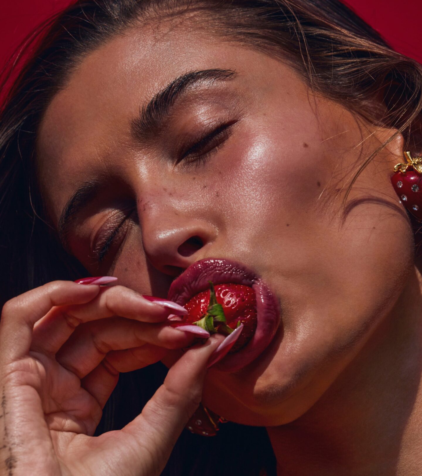 Hailey Bieber kicks off Rhode's 'Strawberry Glaze' era - HIGHXTAR.