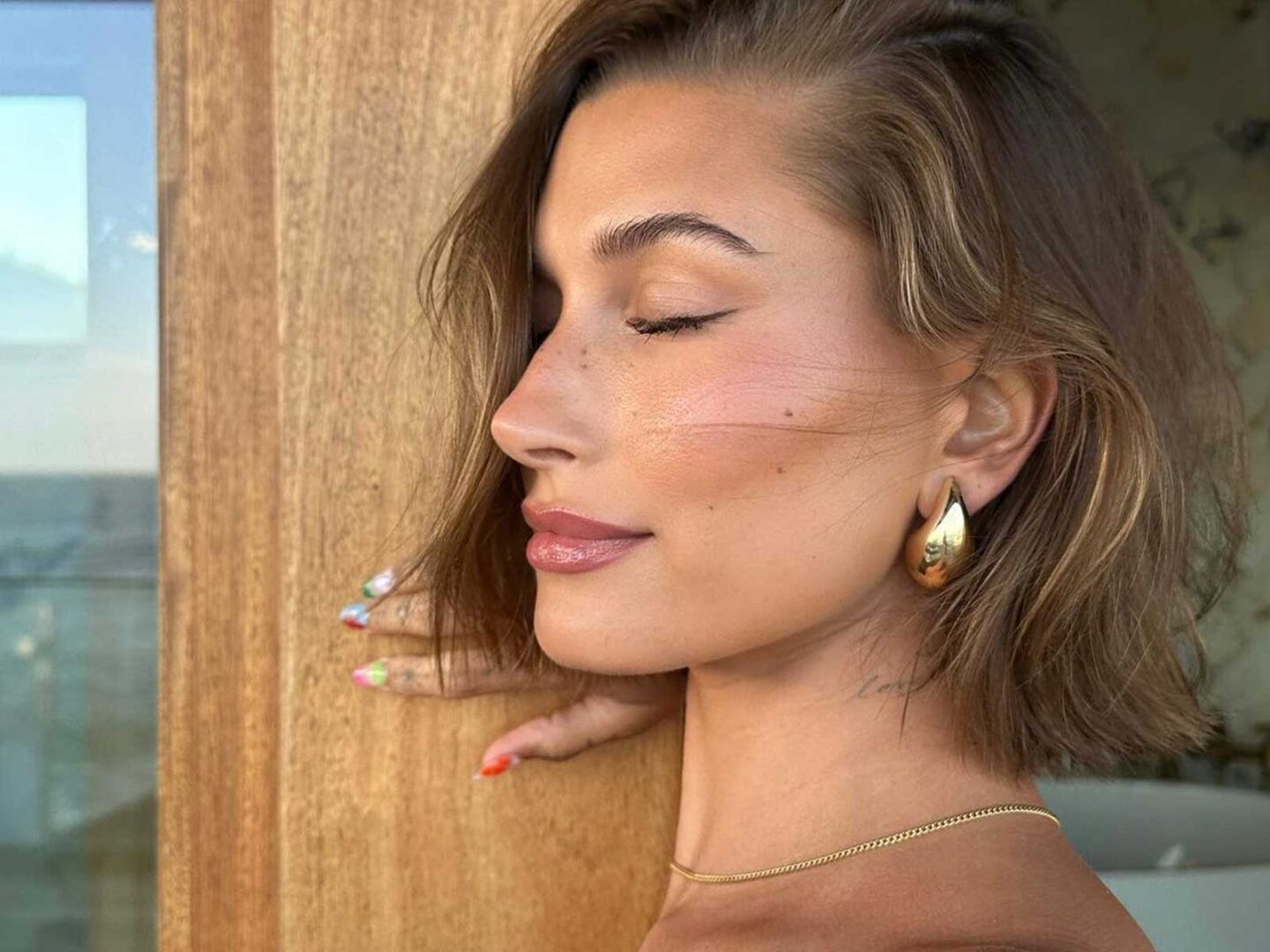 "Dewy Skin": Hailey Bieber's routine seen on TikTok - HIGHXTAR.
