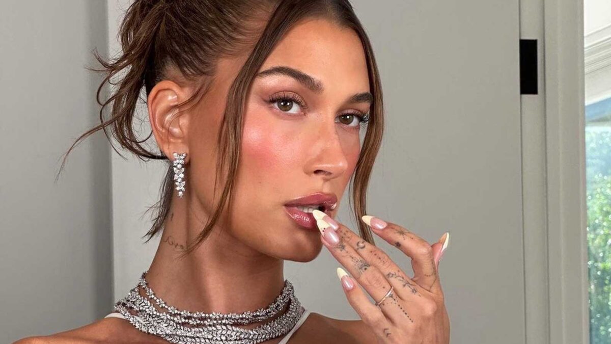 "Dewy Skin": Hailey Bieber's routine seen on TikTok - HIGHXTAR.