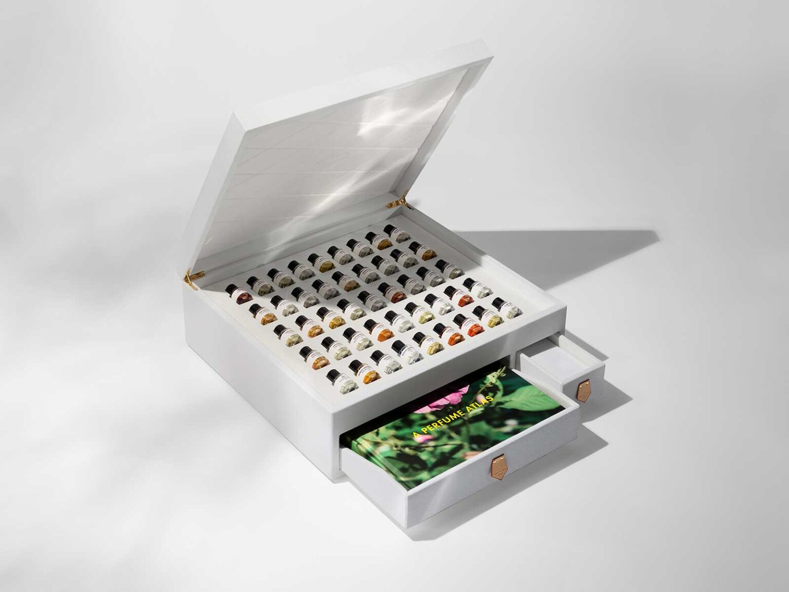 Louis Vuitton presents its new book: a delight for the senses - HIGHXTAR.