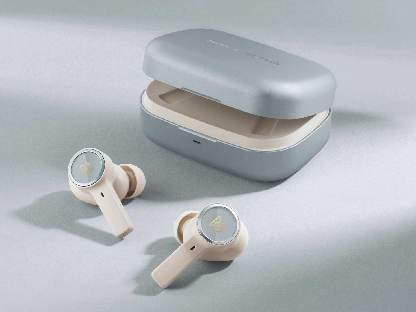 Bang & Olufsen presenta Beoplay EX en color Hazy Blue - HIGHXTAR.