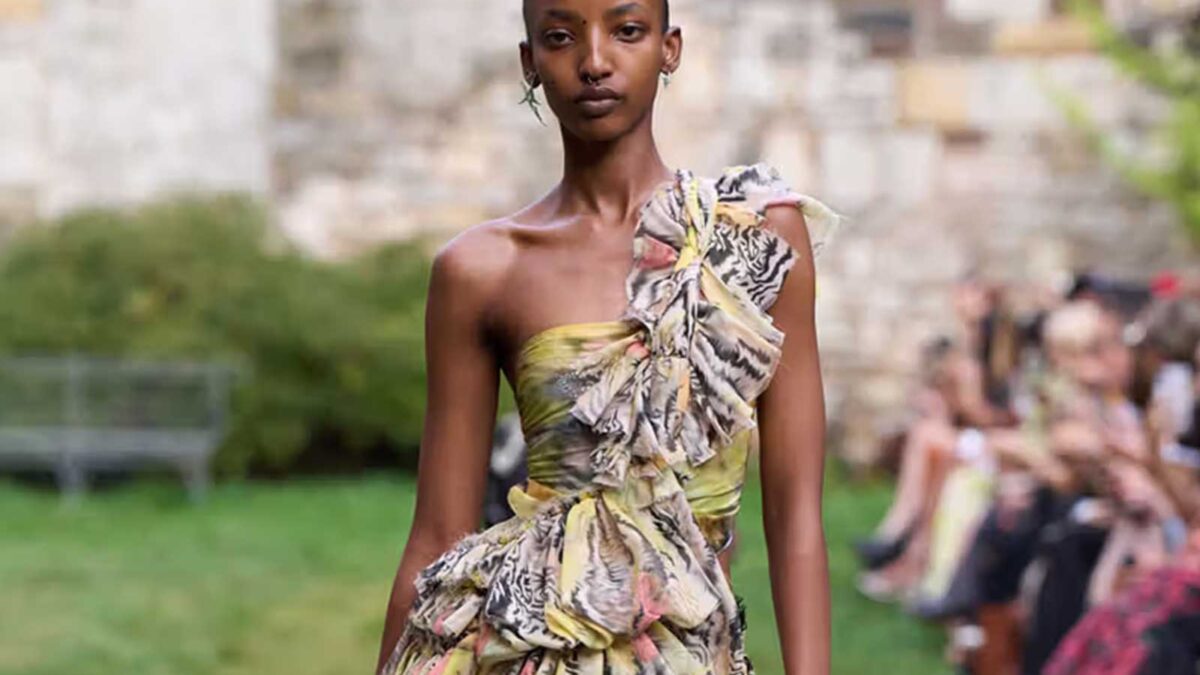 Collina Strada transforma NYFW en un jardín secreto con su SS25 - HIGHXTAR.