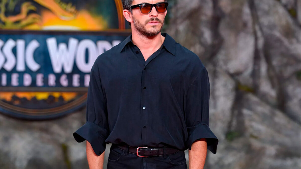 Éste es el reloj que lleva Jonathan Bailey en ‘Jurassic World: El ...
