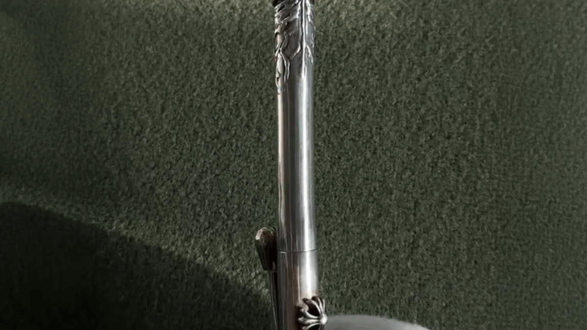 Justin Reed presenta su nuevo bolígrafo de Chrome Hearts